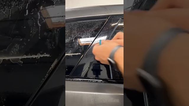 Оклейка глянцевых стоек дверей автомобиля полиуретановой пленкой! 4