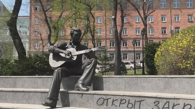 Владивосток круглый год (апрель). Театральный сквер, сакура, памятники Лазо и Высоцкому