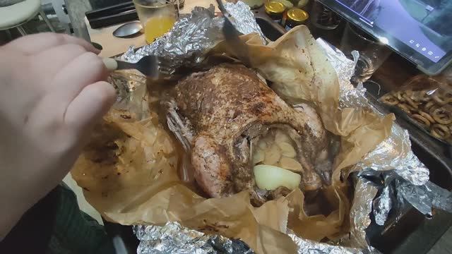 Утка с яблоками в духовке готовим дичь!