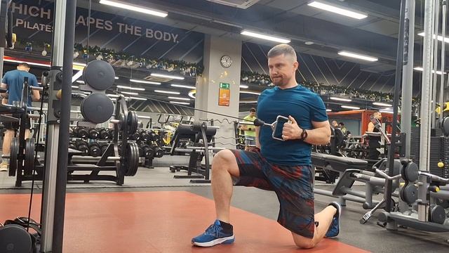 Горизонтальная тяга в блоке 1 рукой на 1 колене