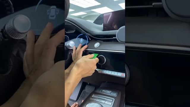 Оклейка глянцевых деталей салона и дисплеев мультимедиа автомобиля готовыми лекалами! 5