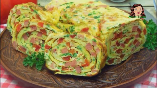 Яичный рулет с колбасой, помидорами и зеленью