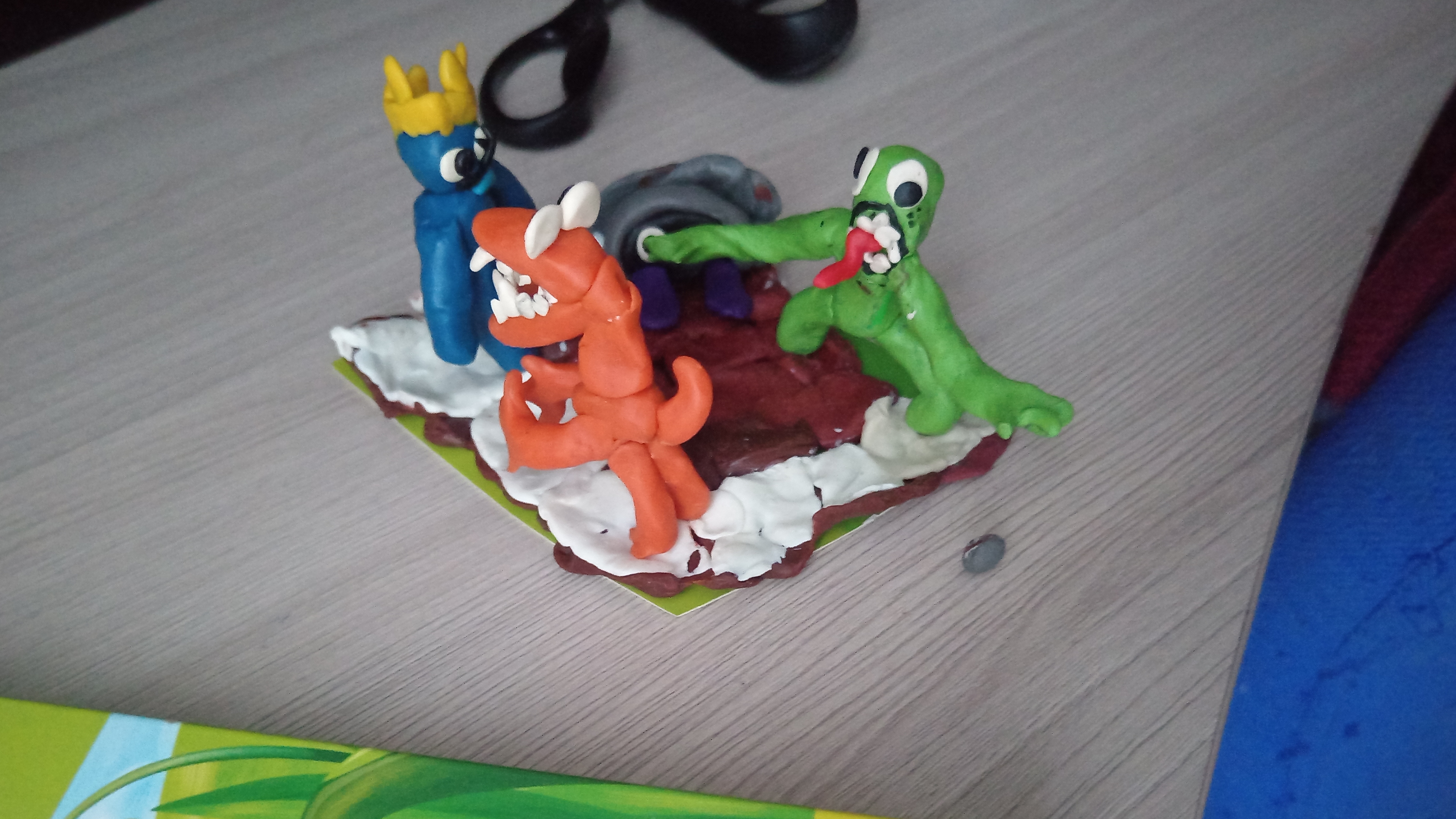 Слепил радужных друзей из пластилина