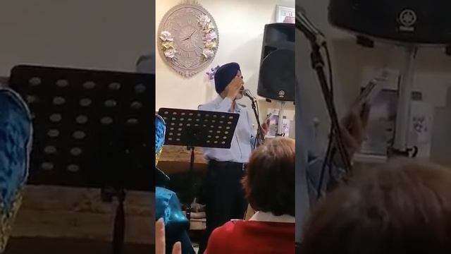 2022.04.02 Индийский друг Шерри исполняет песню на своём языке.