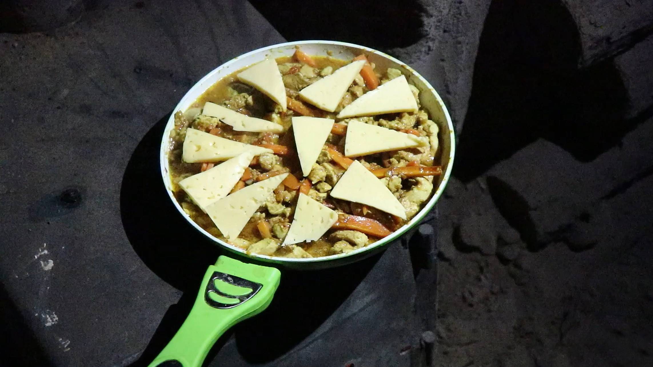 Готовлю в Блиндаже! Курица с грецким орехом и овощами.