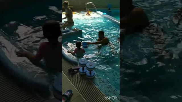 АРИШЕЧКА ПЛАВАЕТ