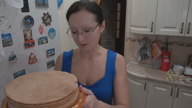 Хроника в городе. Январь 2025 года. В Храм... Пеку коржи для медовика на Рождество.