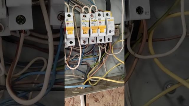 Проверка затяжки контактов в щитках