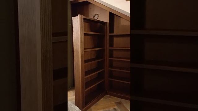 Библиотека под лестницей