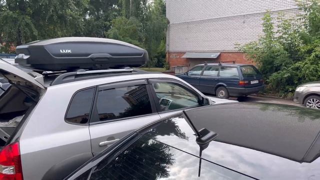 Hyundai Tucson и бокс на крышу автомобиля LUX TAVR 175 с багажником на рейлинги LUX ХАНТЕР L44-B
