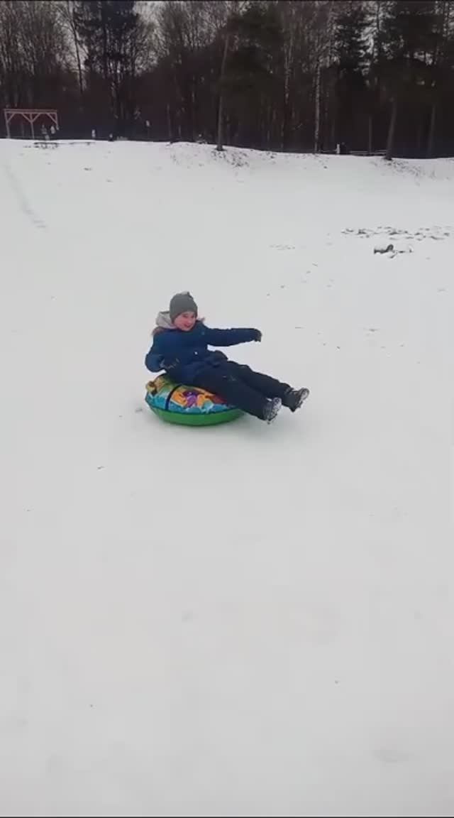 Демид катает на Ватрушке