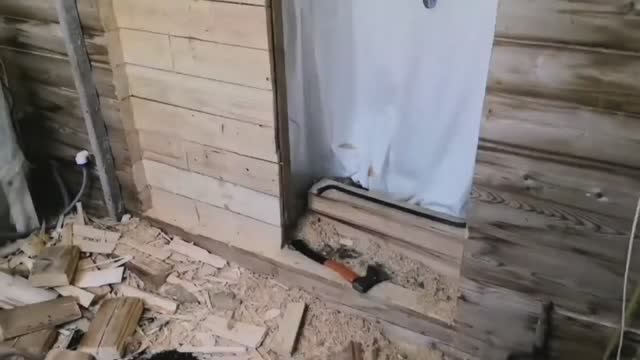 Установка раздвижной двери в доме из бруса..mp4