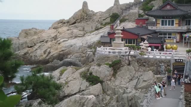 Буддистский храм в Пусане на берегу моря.