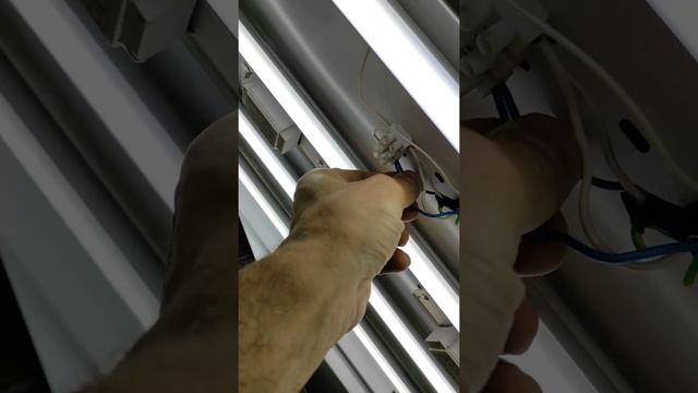 Проверка контактов потолочных фонарей