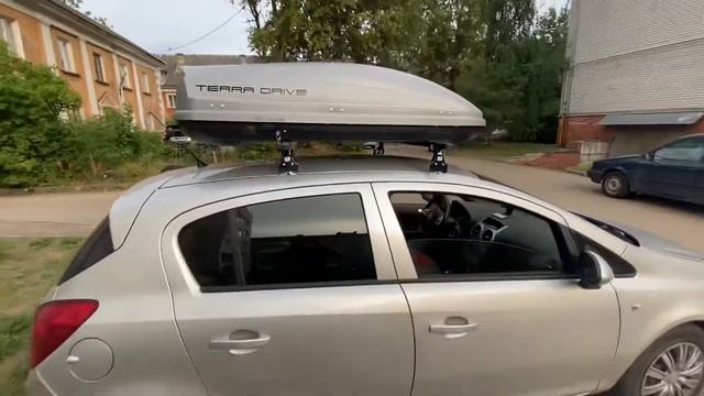 Установка багажной системы Amos на Opel Corsa D и автомобильного бокса Терра Драйв на 440 литров.