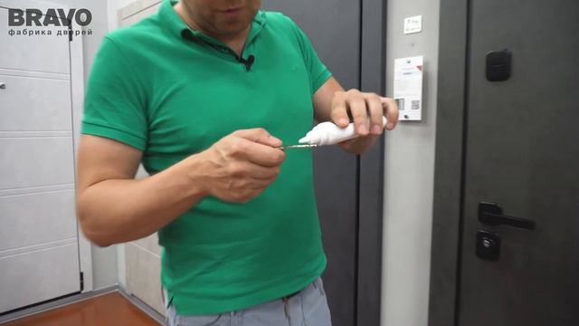 Чем и как смазать замок входной двери?