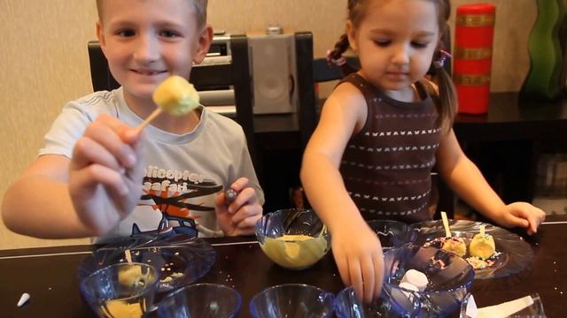 Дети готовят сами.  Дети готовят десерт Веселые Смайлики.  Children prepare dessert