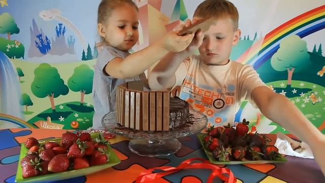 Как украсить торт | Украшаем торт клубникой и шоколадом #KitKat