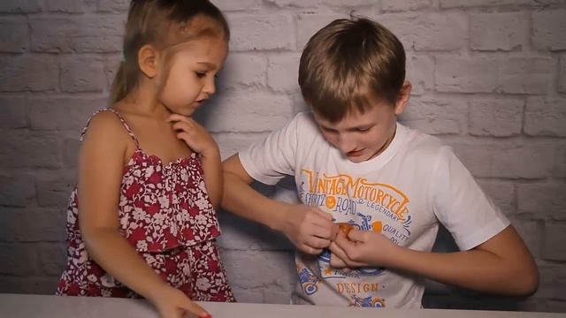 Режем игрушки Разрезали антистресс и разбили iphone Детки режут игрушки Что внутри айфона ?