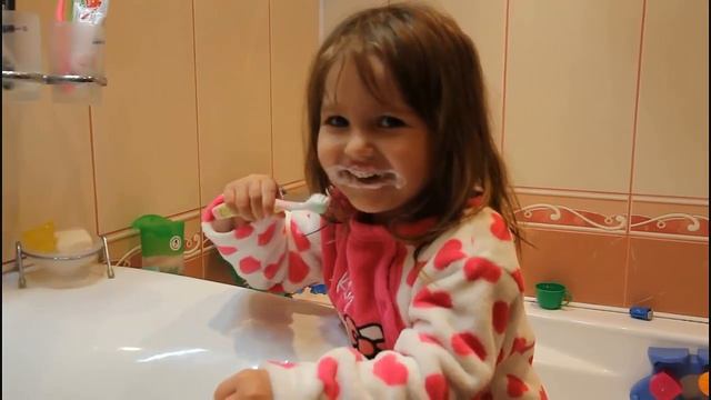Алиса чистит зубы перед сном. Как правильно чистить зубы детям. Ребенок чистит зубы