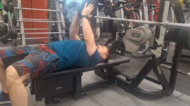 Жим диска лежа