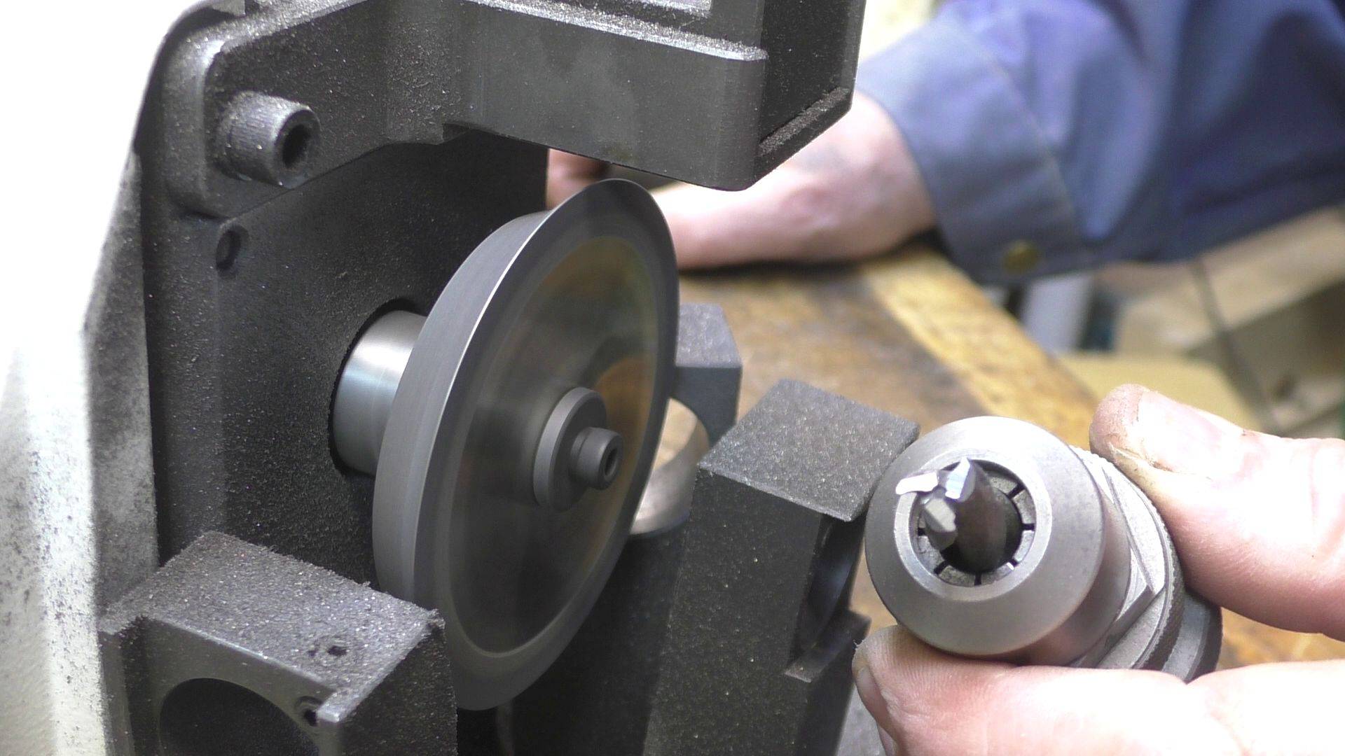 Машинная заточка концевых фрез на станке FABTEC MR-X1