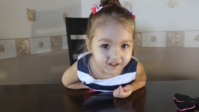 Алиса поет песенку про пальчики Песенка фингеры  Alice sings a song about the fingers Finger Song