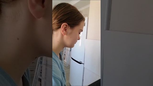 Моя помощница- кокетка печёт блины.