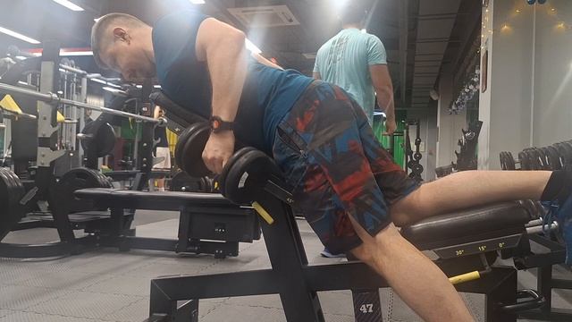 Тяга гантелей лёжа на наклонной скамье