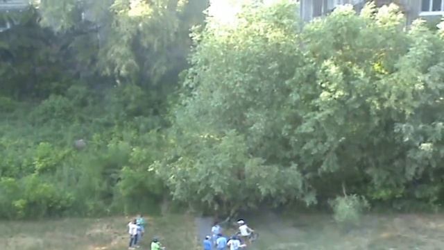 Пожар во дворе | Егор помогает сотрудникам МЧС тушить пожар в нашем дворе