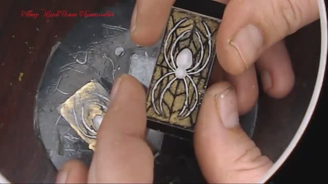 Перекидные чётки из оргстекла с пауками и латунными клёпками в наконечниках.