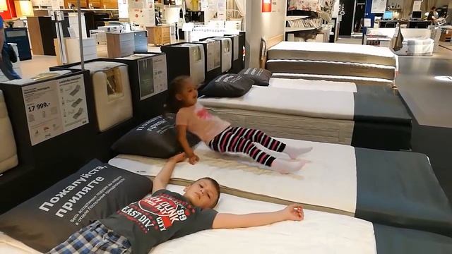 24 часа в ИКЕА ЧЕЛЛЕНДЖ! Прятки в ИКЕА! Проснулся в ванной в ИКЕА!