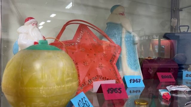 В Картинной галерее Красноармейска проходит выставка новогодних подарков с главной ёлки страны