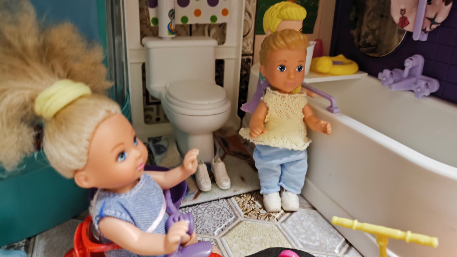 Видео про барби. Славик и семья. " опыт с папиными таблетками"