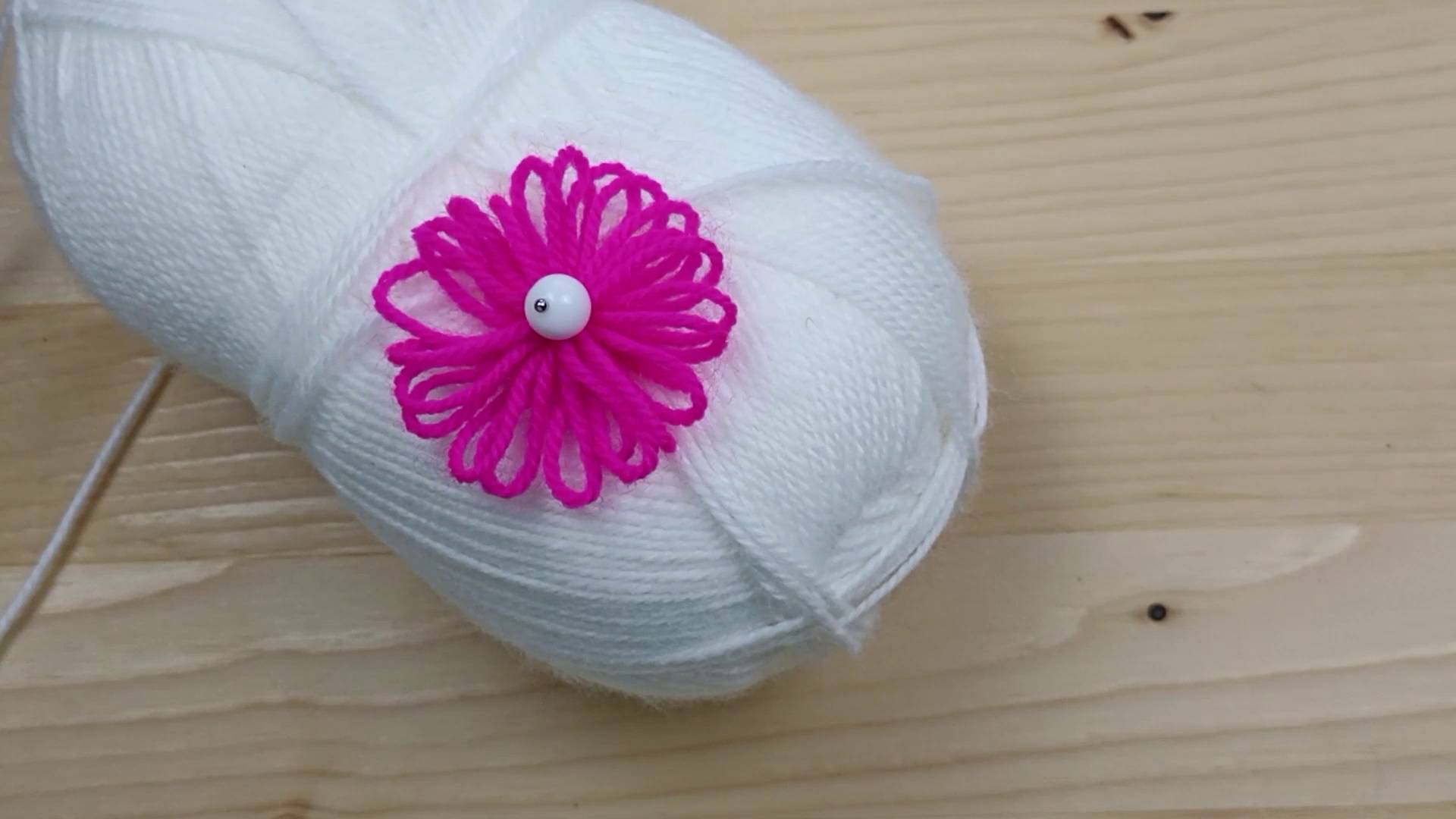 Видеоурок как сделать цветок из ниток с помощью вилки