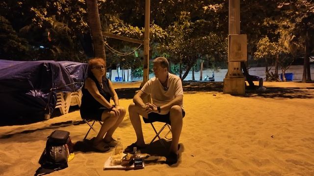 Отмечаем Рождество вечером на пляже Пратомнак.