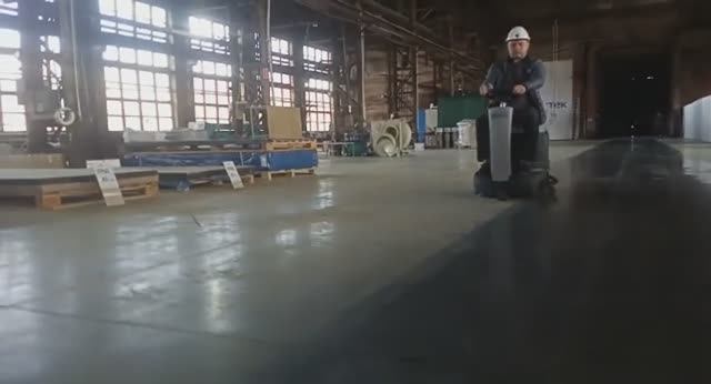 Поломоечная машина с местом для оператора.