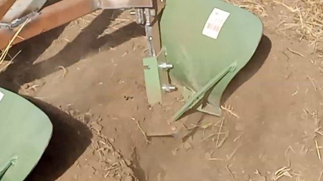 Самодельный плуг 2х28 на самодельный мини трактор.Чуток попробовал пахать.