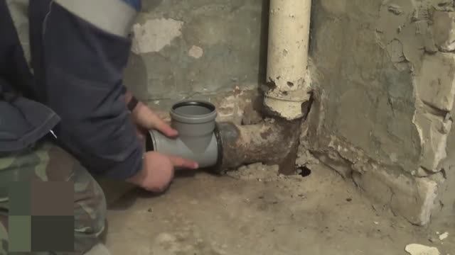 Как перейти с чугунной на пластиковую трубу.
