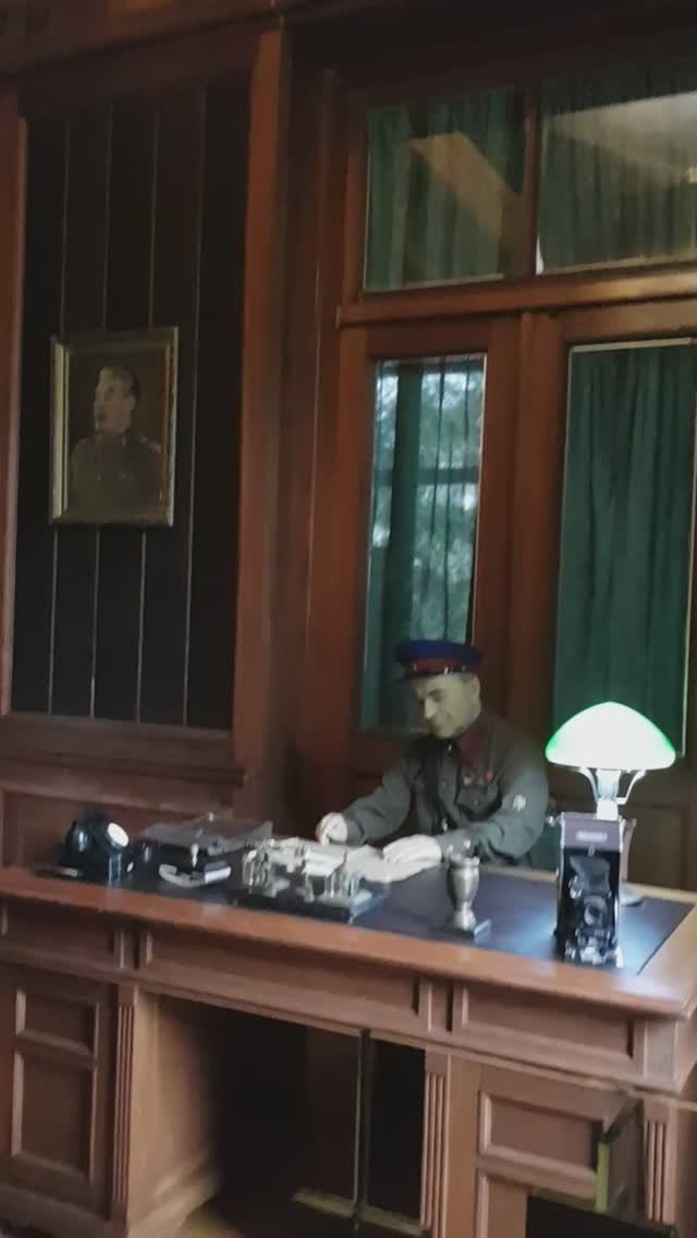 Коридорами дубовыми к комнате ад'ютанта Иосифа Виссарионовича.