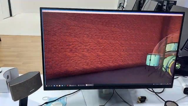 Тестирование VR-сцены с интерактивными музыкальными инструментами.