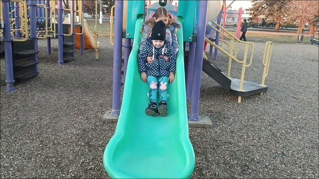 Лиза играет на детской площадке