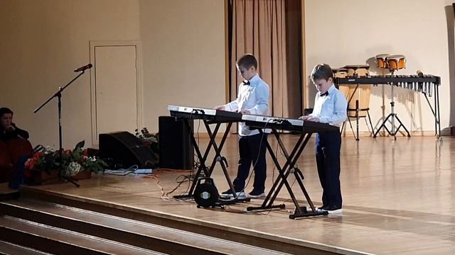 Ф. Грубер "Тихая ночь", исполняют Митраков Матвей, Тайлер Александр, преподаватель Миронова Л.М.