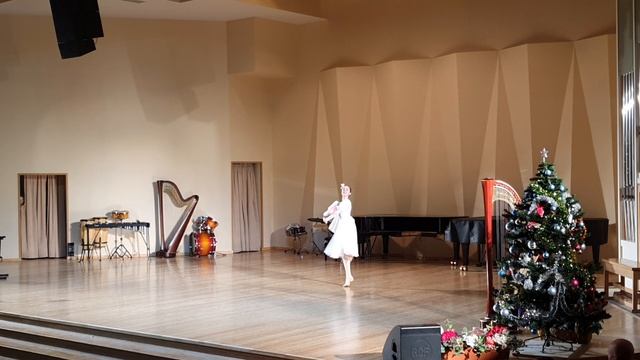 "Венгерский танец", музыка И. Брамс, исполняет Алиева Екатерина, преподаватель Саксонова Е.А.