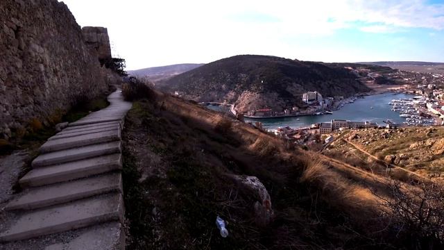 ВИД НА БУХТУ БАЛАКЛАВА С КРЕПОСТИ ЧЕМБАЛО
