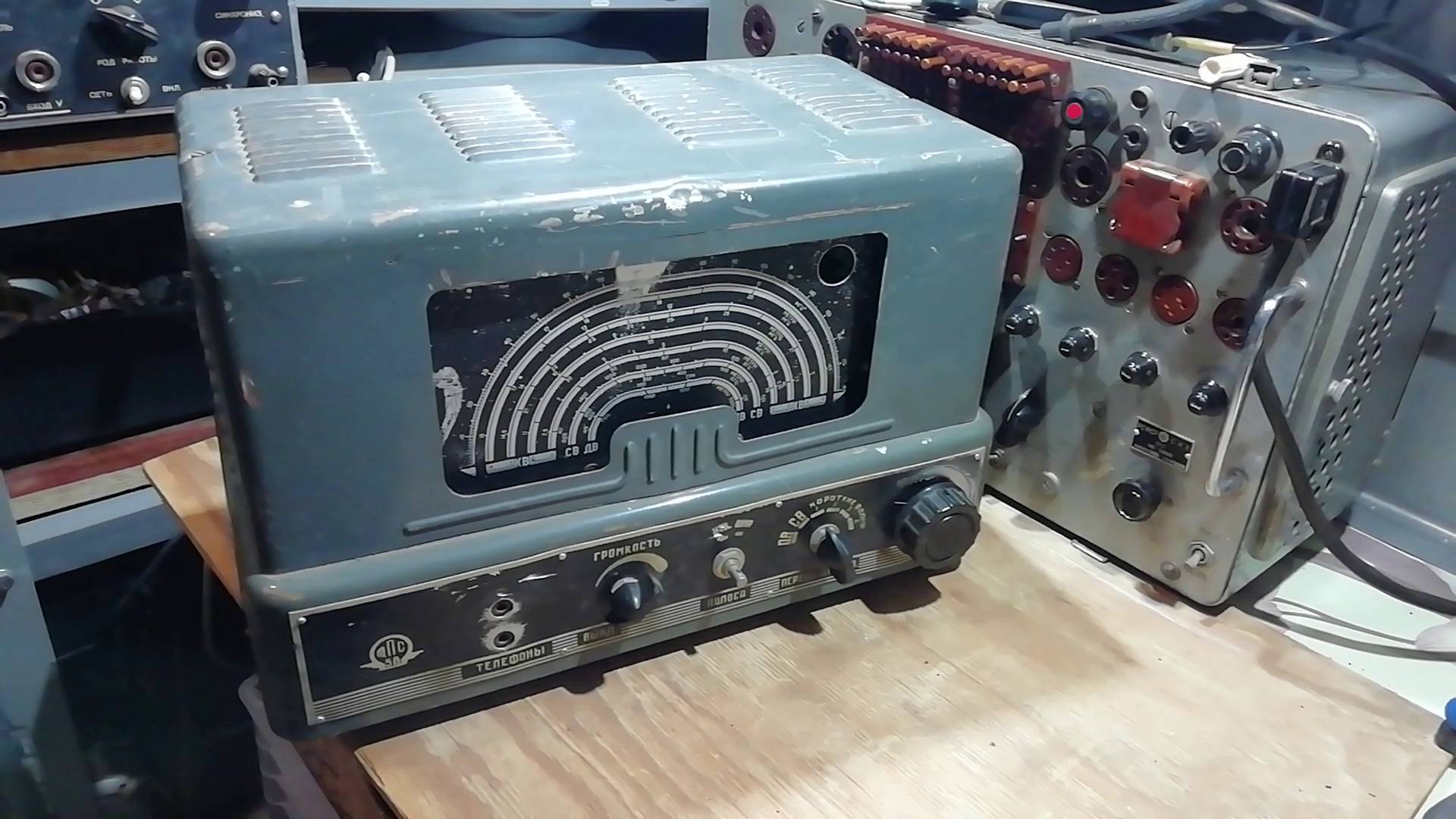 Радиоприёмник ТПС-58С спасённый от вандалов, пробное включение.