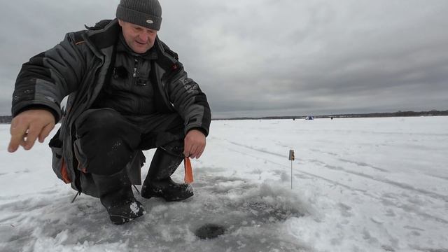 Уговариваем рыбку. Рыбалка на Рузе в январе.