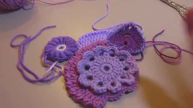 Фриформ - отделка цветочного мотива и тунисское вязание.