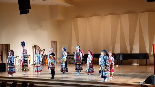 Отрывок из фольклорного спектакля "Пришла Коляда, отворяй ворота", фольклорный ансамбль "Ясенька"