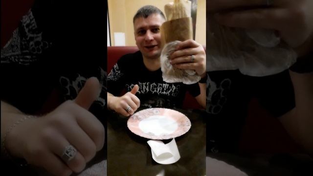 Друг съел "Богатырскую " шаурму быстрее , чем я фалафель